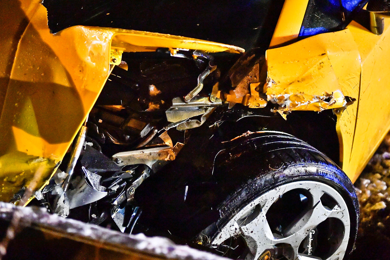 Lamborghini rijdt tegen vangrail naast A67 bij Eersel, motorkap met ...