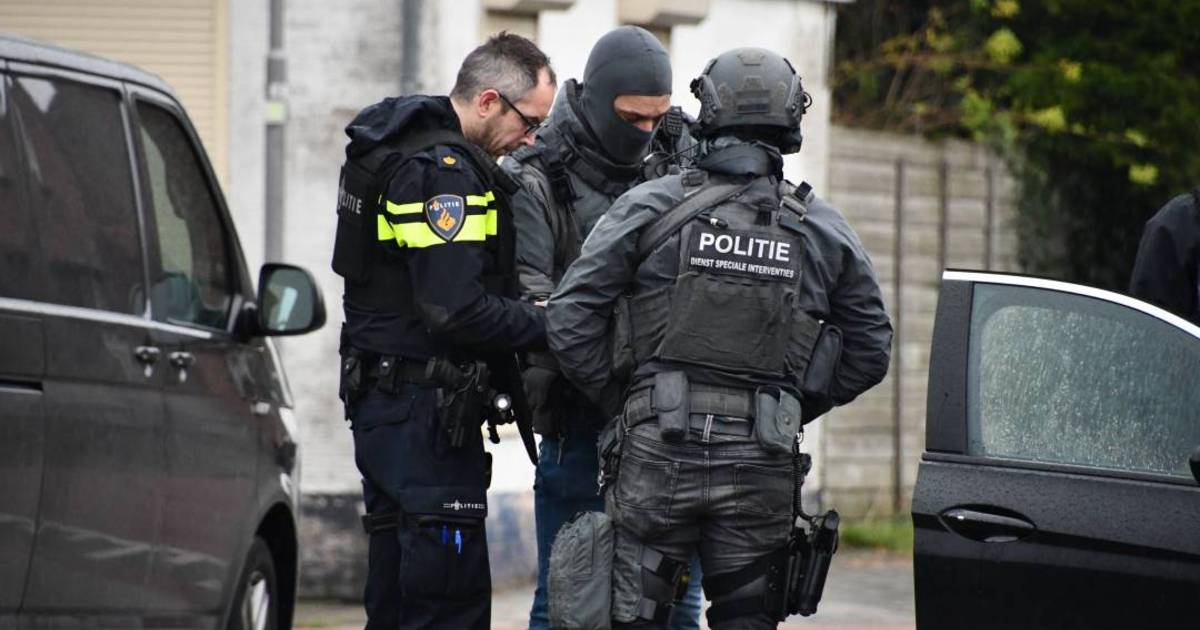Arrestatieteam grijpt in: twee aanhoudingen na melding over ‘man met ...