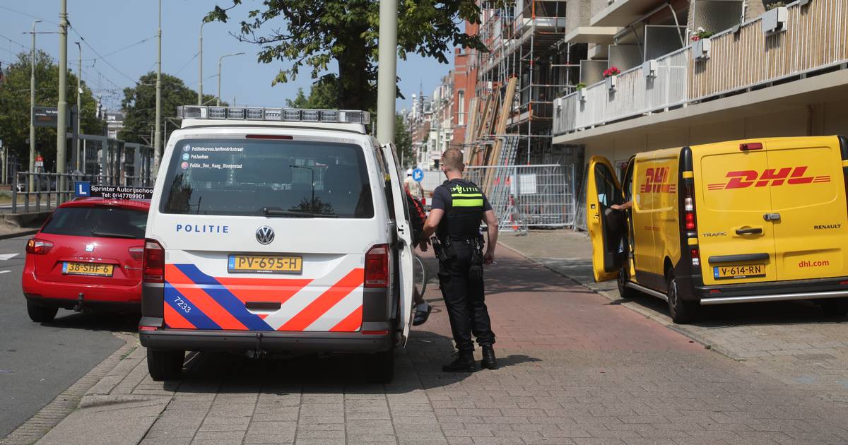 DHL-bezorger met geweld van bus beroofd op Waldeck Pyrmontkade | Den ...