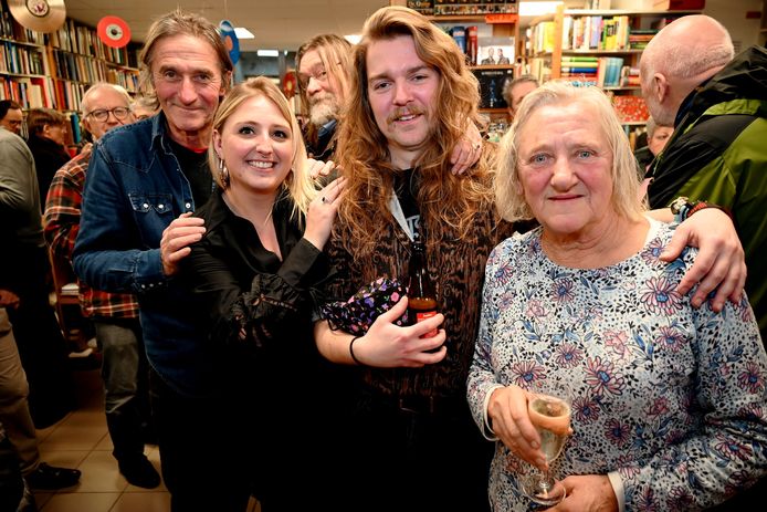 Rita (71) en Johan (71) uitgewuifd tijdens afscheidsdrink in Den Elder ...