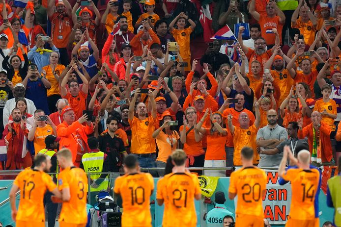 Fans in Qatar vieren timide feestje: ‘Iedereen wil maar één ding nu ...