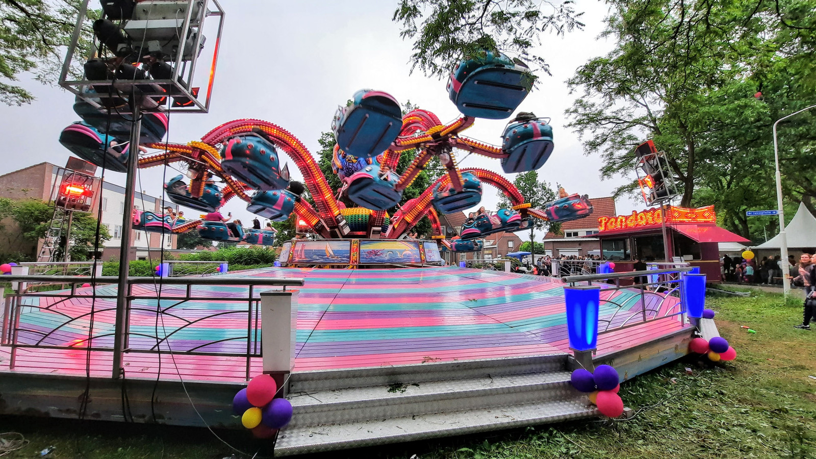 Spontane kermis als vanouds in Kleintjeskamp, tegen de regels in: ‘De ...