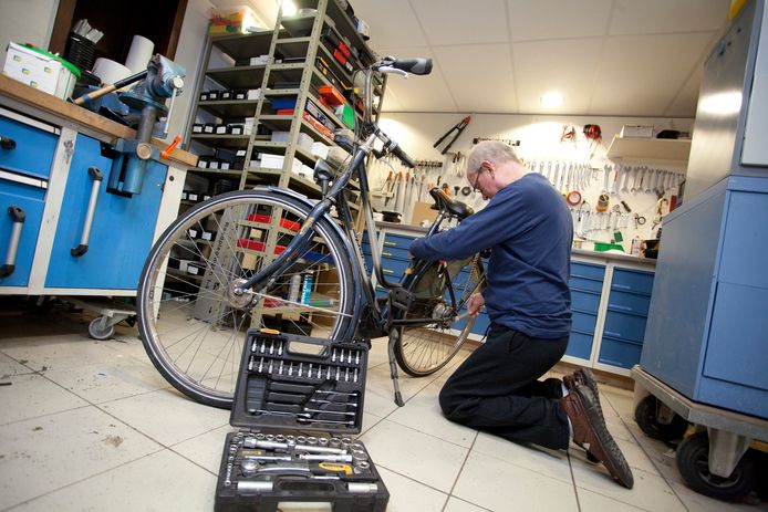 Fietsenmaker geeft je tips voor onderhoud tijdens deze workshop ...