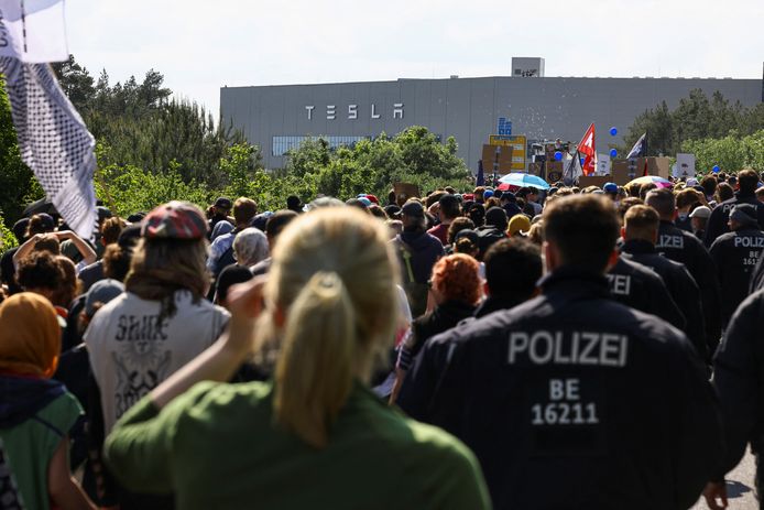 Ondanks veel protest en sabotage: Tesla mag gigafabriek in Duitsland ...