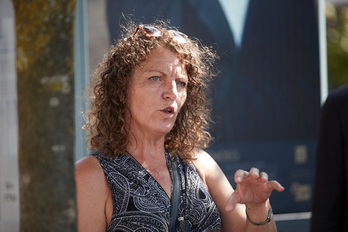 Vicky (54) werd jaren misbruikt, nu staat haar portret levensgroot in ...