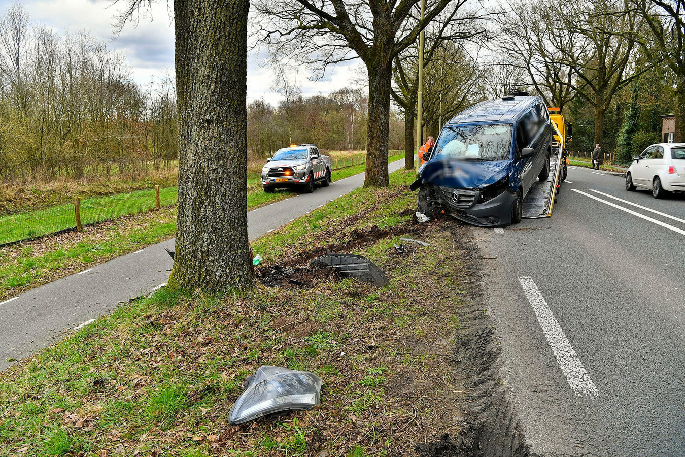 Auto knalt frontaal tegen boom langs N-weg, bestuurder naar het ...