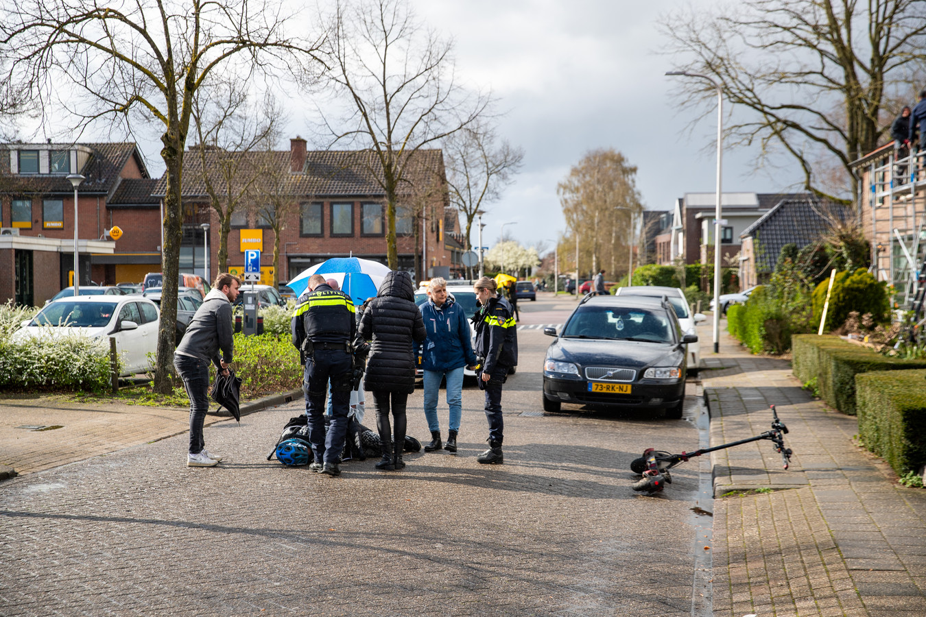 Man op step rijdt in volle vaart van stoep in Zwolle, komt ten val en ...