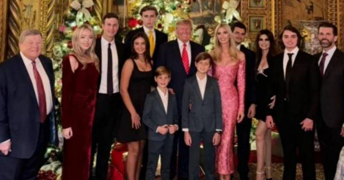 Familie Trump poseert voor kerstfoto. Melania is nergens te bespeuren ...