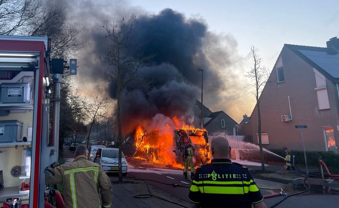 In de bus krijgt Joe (21) ineens een ‘hete bruin-gele substantie’ over ...