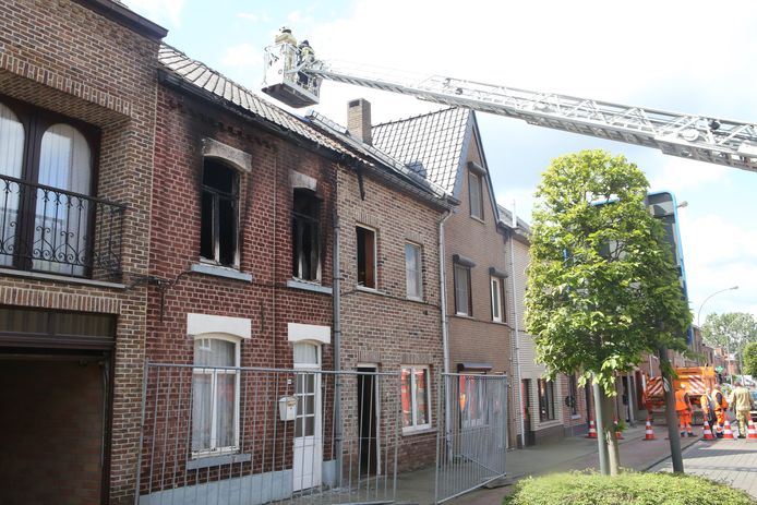 VIDEO: drie huizen getroffen door brand in Scherpenheuvel, bejaarde ...