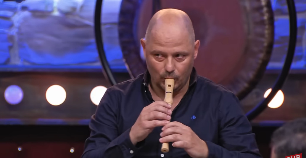 Gortdroog blokfluitliedje komiek Bas Hoeflaak gaat viraal: ‘Het gaat ...
