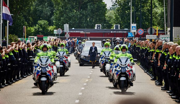 Groots en beladen afscheid voor motoragent Arno (47): 'Je komt aan ...