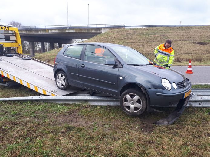 Auto krijgt klapband en ‘landt’ op vangrail N57 | Voorne-Putten | AD.nl