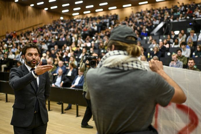 KIJK. Bouchez met veel lawaai onderbroken door manifestanten tijdens ...