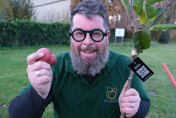 Ruim 100 jaar was het appelras verdwenen, maar nu kunnen inwoners ...