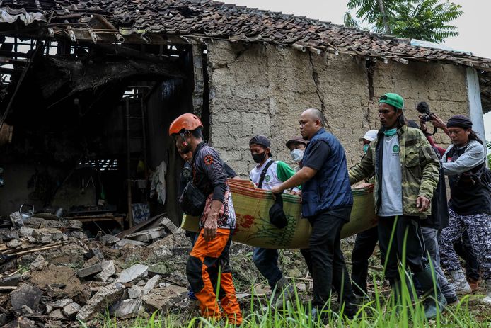 Dodental na aardbeving op Indonesische eiland Java loopt op tot 310 ...