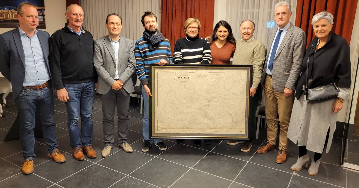 Kanegemnaar schenkt kadasterkaart uit 1851 aan Stad Tielt | Tielt | hln.be