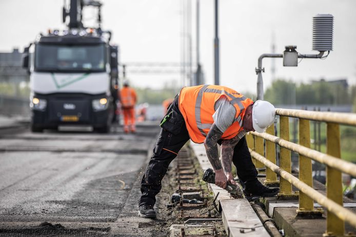 Rijkswaterstaat laat vanaf zomer groot onderhoud doen aan A1 en A10 | Amsterdam | AD.nl