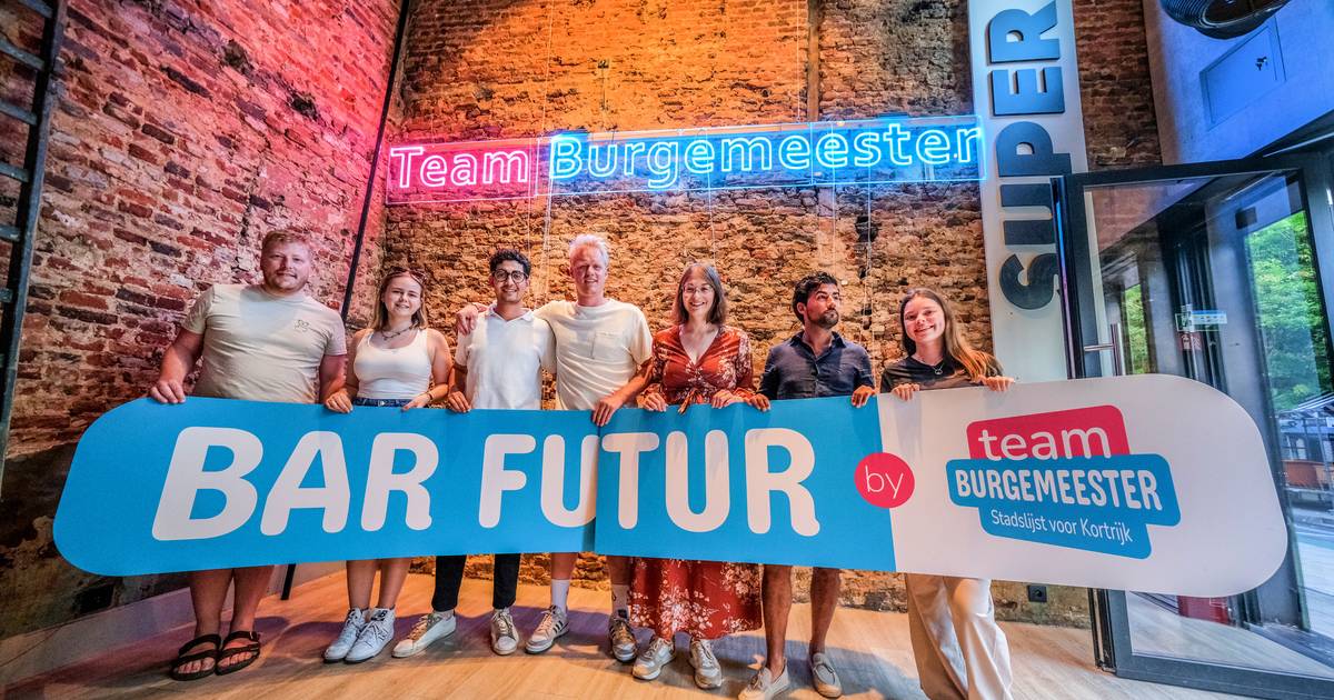 Negen jongste kandidaten van Team Burgemeester openen café om in gesprek te gaan met andere ...