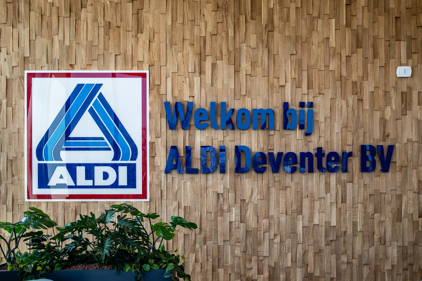 Aldi opent nieuw distributiecentrum in Deventer en zo ziet het er van binnen uit | Foto ...