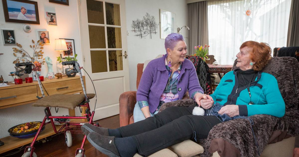 Nancy dreigt haar huis kwijt te raken omdat ze voor haar doodzieke moeder (86) zorgt: ‘Ik weet ...