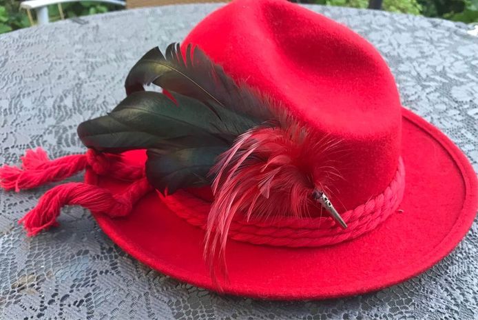 Lid van de Red Hat Club? Dan is deze rode hoed écht iets voor jou (en ...