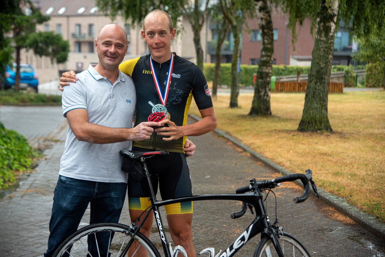 Straffer dan Bernal, in afstand dan toch. Wielertoeristen rijden Tour ...