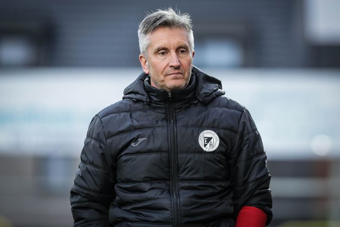 Ex-coach Carl De Geyseleer onderzoekt met advocaat juridische stappen ...