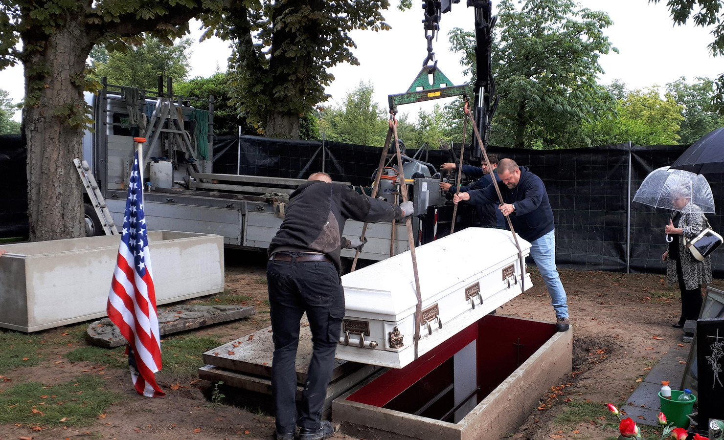 Opnieuw klinkt de stem van Elvis op begraafplaats Zuylen | Foto ...