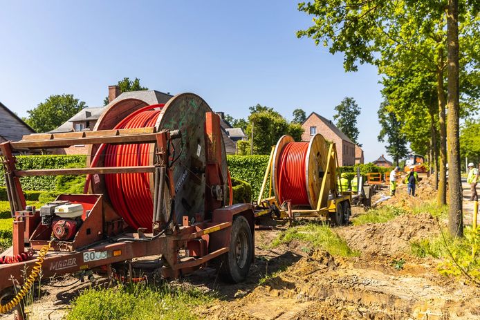 Fluvius steekt 85 kilometer extra kabel in de grond om overbelasting van elektriciteitsnet te ...