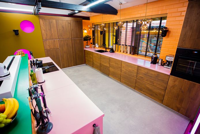 Nieuw Big Brother-huis vol knalkleuren en doorzichtige kluis | Show | AD.nl