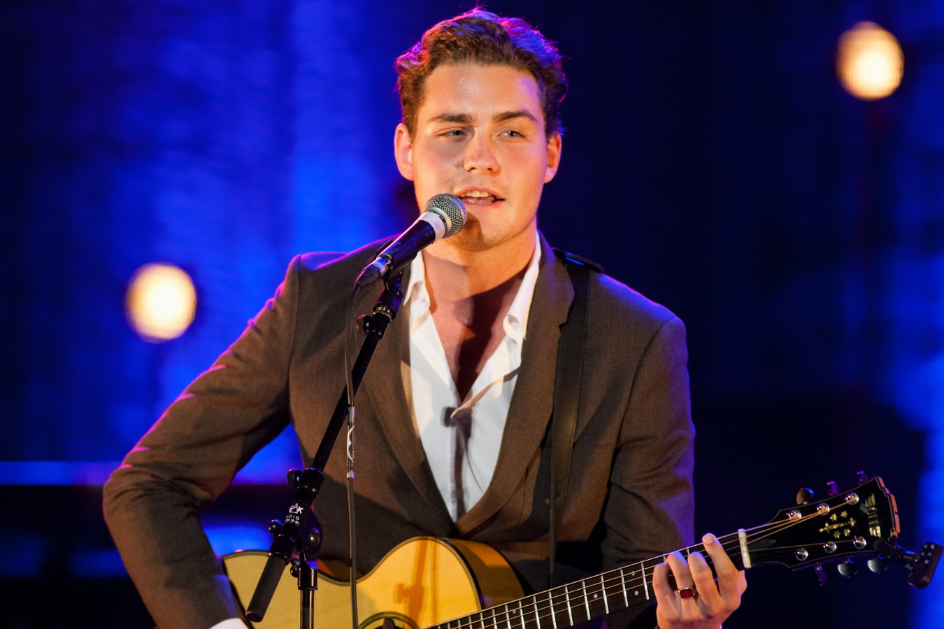 Douwe Bob op podium Songfestival in 'gruwelijk pak' | Foto | AD.nl Douwe Bob op podium Songfestival in 'gruwelijk pak' | Foto | AD.nl