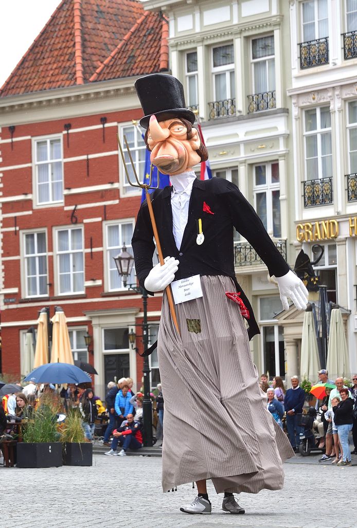 Reuzenstoet trekt door Bergen op Zoom: ‘Dit moeten ze vaker doen ...