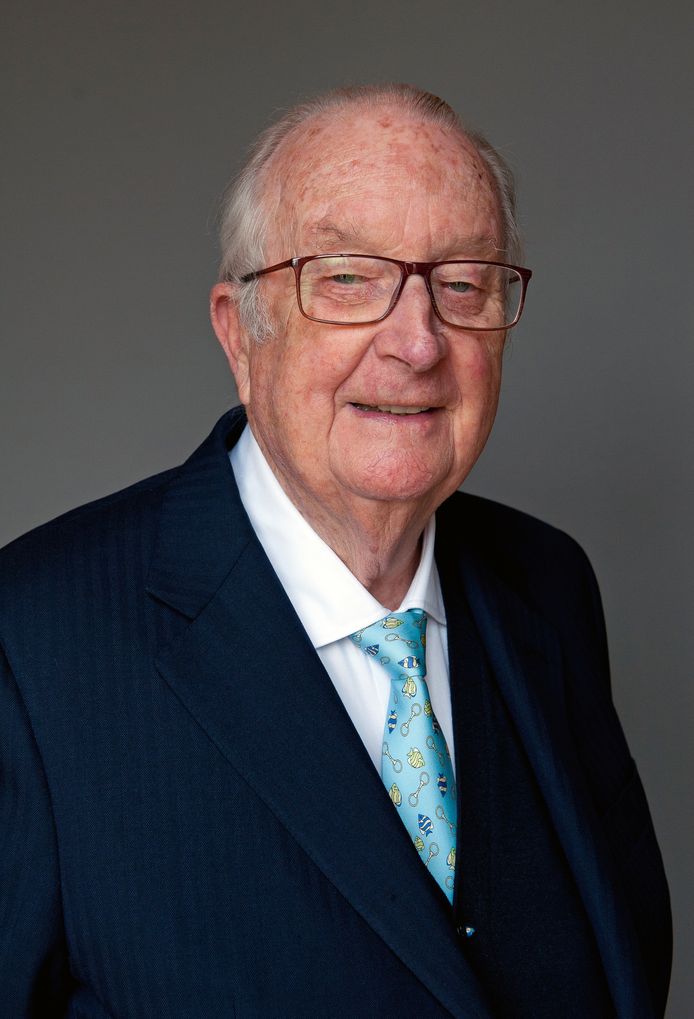 Koning Albert viert 90ste verjaardag met nieuw portret: hij poseert ...
