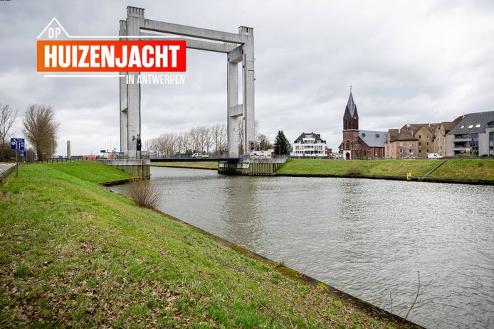 HUIZENJACHT. Tisselt, waar een kanaal het dorp doormidden snijdt ...