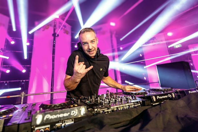 DJ Benn (40) uit Hardenberg ziet het uitgaansleven veranderen: ‘Vroeger ...