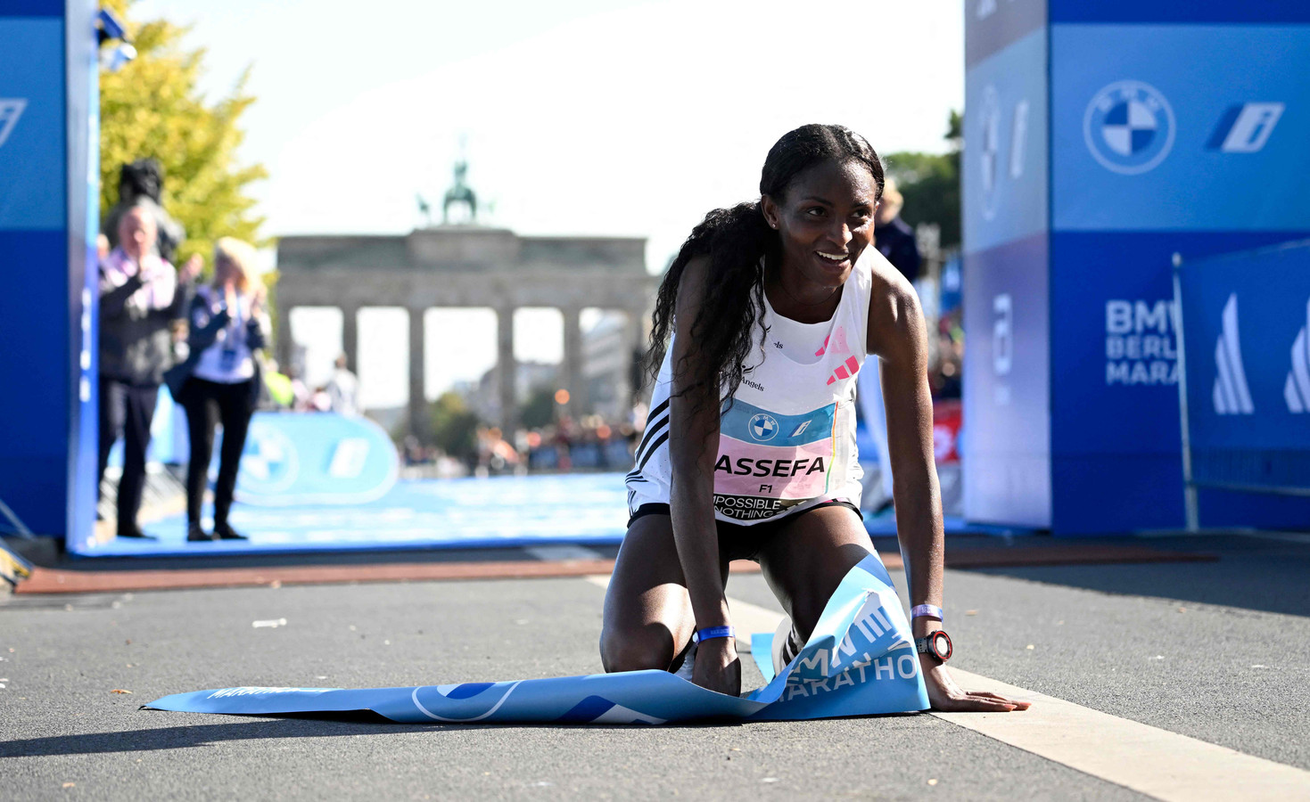 KIJK. Ethiopische Tigist Assefa verpulvert op marathon van Berlijn het ...