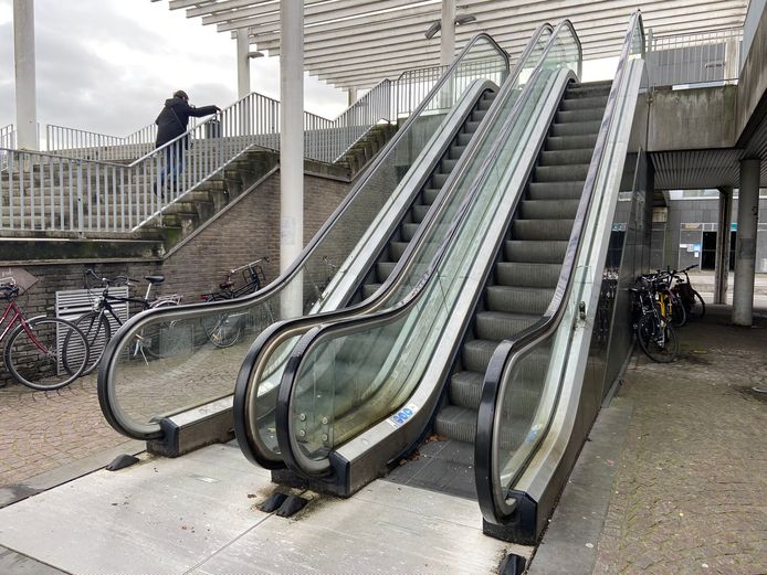 Roltrappen aan station van Brugge zijn weer buiten werking: “Iemand ...