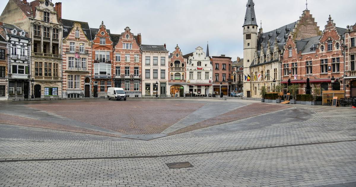 Grote Markt afgesloten voor verkeer door werken | Dendermonde | hln.be