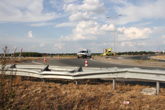 Bestuurder vliegt uit bocht op N36 bij Wierden, file richting A35 als ...