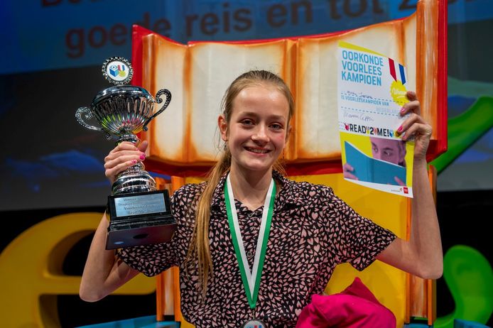 Mirthe Jaarsma uit Meppel wint voorleeswedstrijd voor brugklassers ...