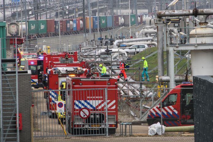 Medewerker Shell Pernis raakt gewond na val van zeven meter in ...