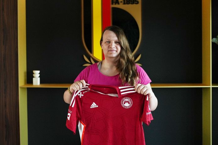 Puurse Vanessa (32) is beste vrouwelijke FIFA-speelster van het land ...