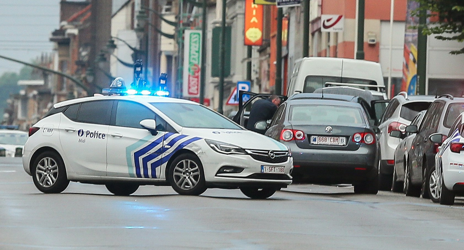 Belgische politie achtervolgt busje met 30 inzittenden, 2-jarige dood ...