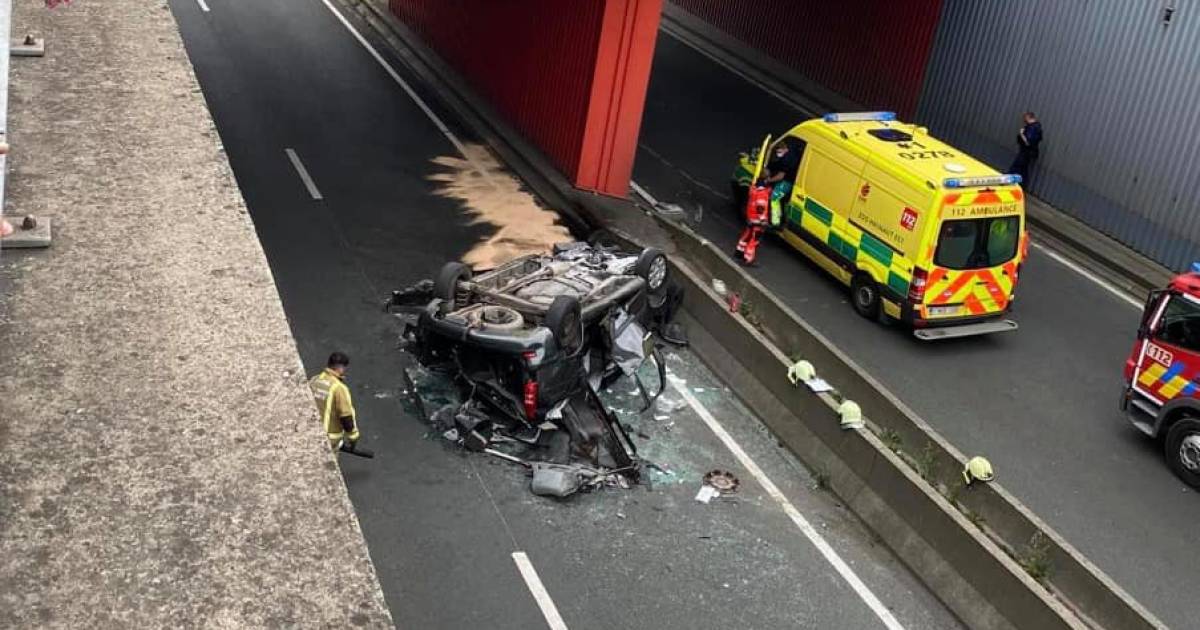 Accident impressionnant à Gilly: une voiture tombe d’un pont et s ...