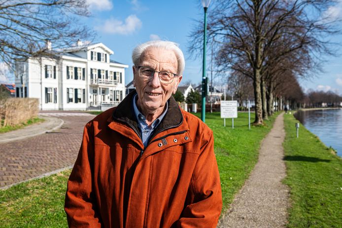 91-jarige Wim stopt als stadsgids van Alphen: ‘Zelfs met hondenweer kwamen er mensen’ | Alphen ...