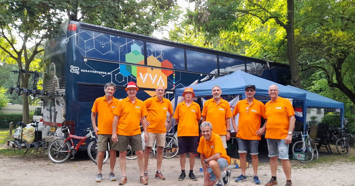 Piet en zijn fietsmaten in de dubbeldekker naar Parijs: ‘Wat onze ...