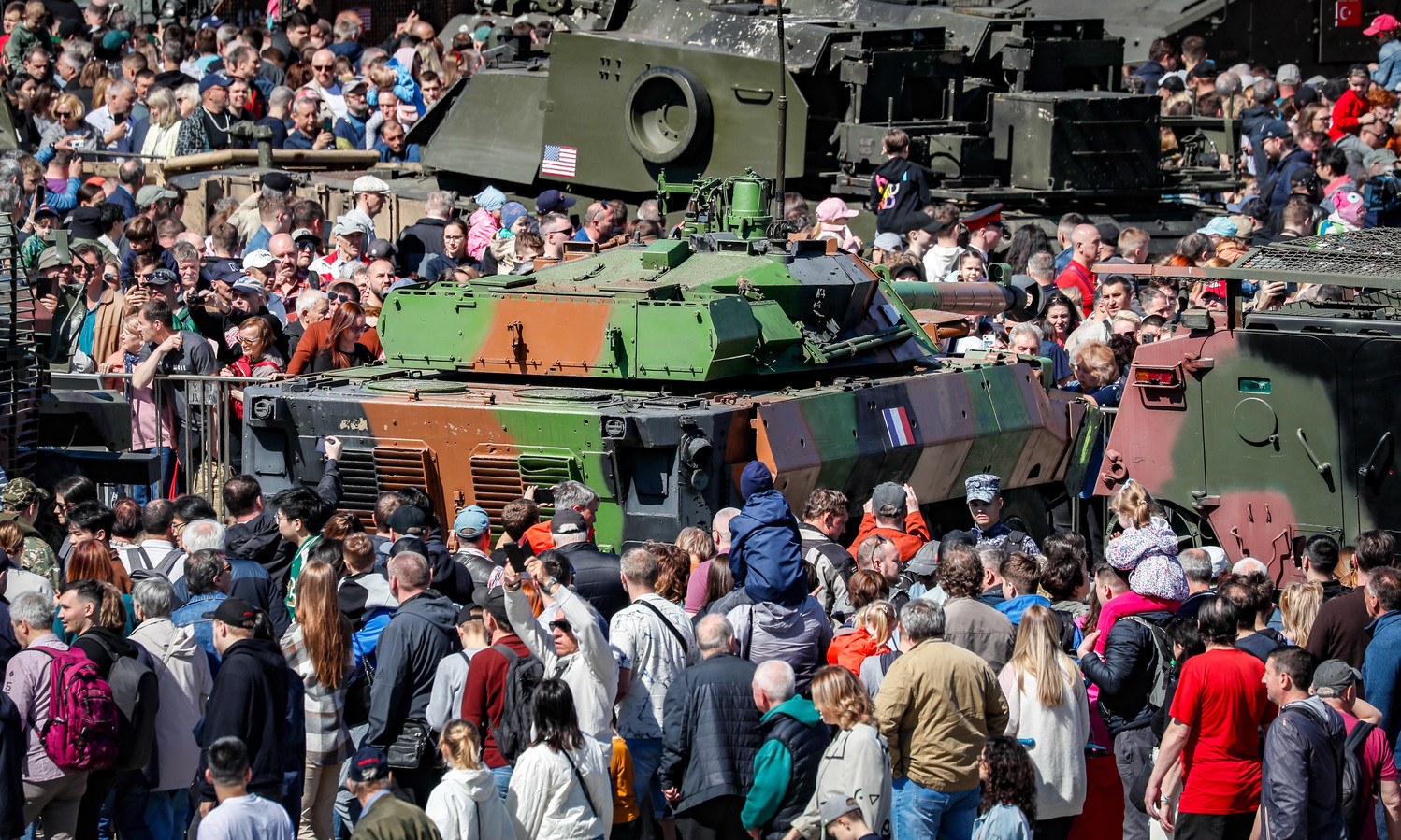 IN BEELD. Propagandashow in Moskou met westerse tanks buitgemaakt in ...