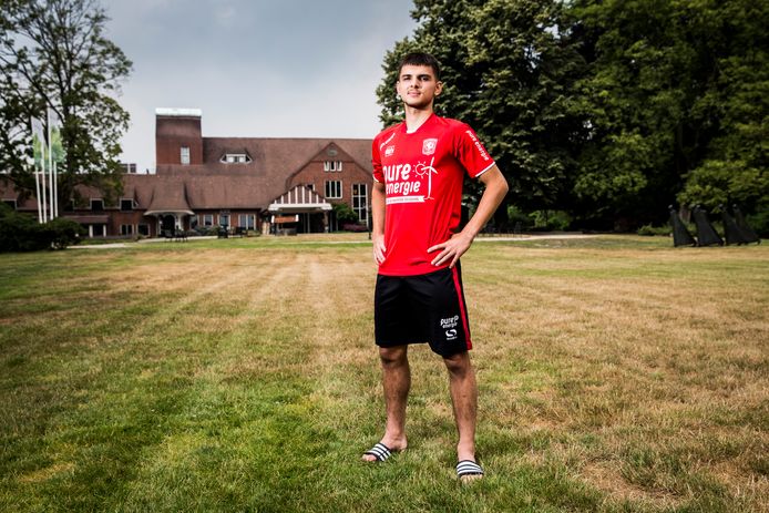 FC Twente-aanwinst Lindon Selahi droomt weg bij volle Grolsch Veste ...