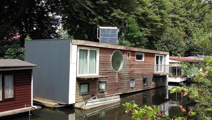 Woonboot in problemen door gesprongen waterleiding | Utrecht | AD.nl